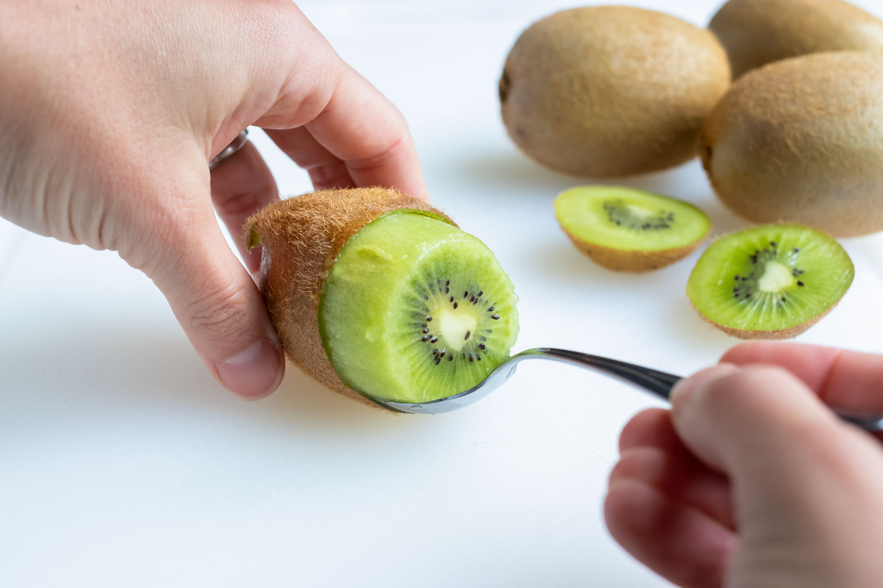 How to Cut a Kiwi (3 Easy Ways!) - Evolving Table