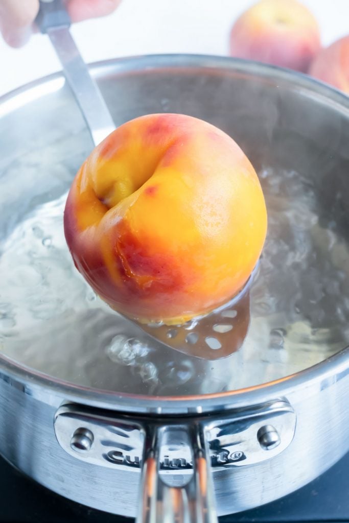 How To Peel Peaches (2 Easy Ways!) - Evolving Table